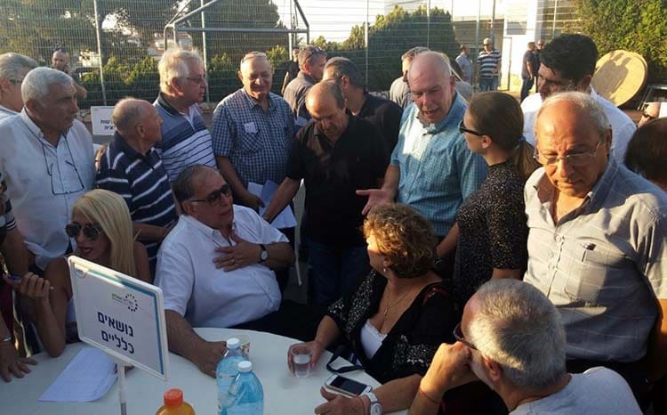 Yona Yahav surrounded by the residents of the neighborhood - round ...