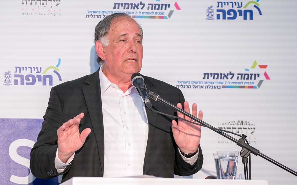 Yona Yahav at a national initiative conference with Arel Margalit ...