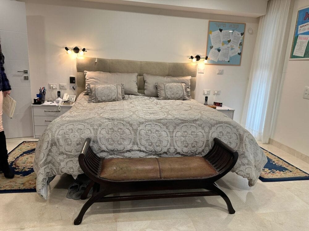 A bedroom with a personal design - in the luxurious and secure housing ...