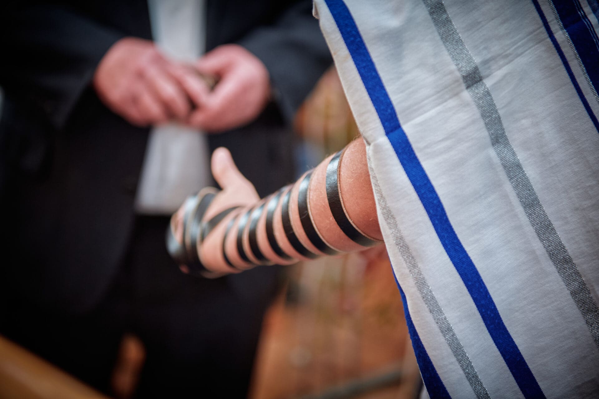 Tefillin stand in Haifa leads to dispute between the municipality and ...